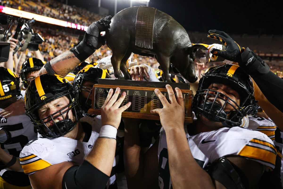 Minnesota vs Iowa Prediction and Preview: College Football 2025 ...