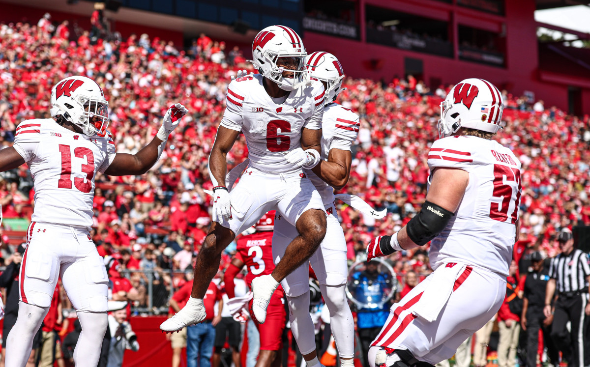 Wisconsin vs Northwestern Prediction, Game Preview, and Betting Lines ...