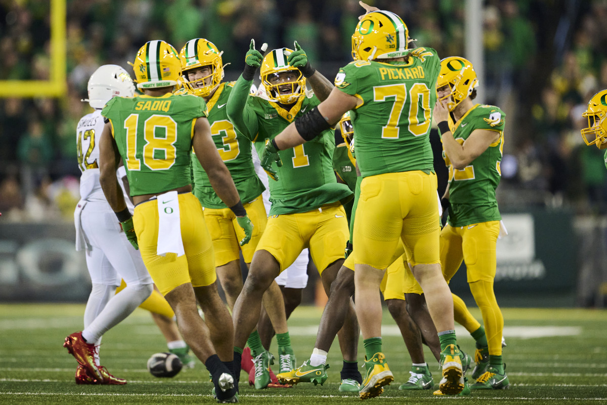 Oregon at Wisconsin: How to Watch, Expert Picks, and Predictions ...